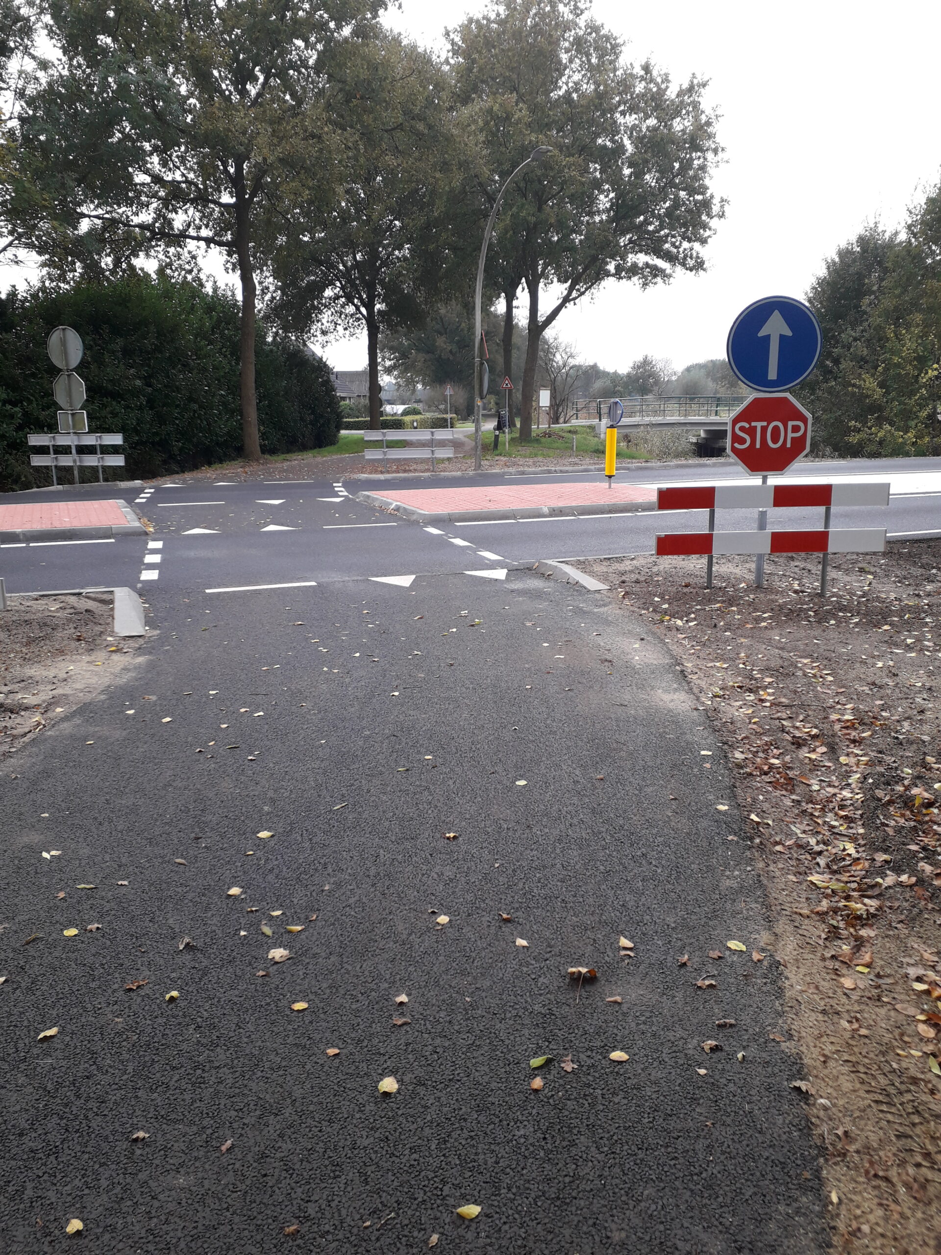 Oversteek Eekterweg naar fietspad langs het kanaal is klaar ...
